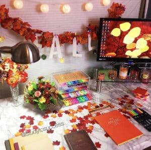 15 Cozy & Cute Fall Desk Decorating Ideas - Sleek-chic Interiors