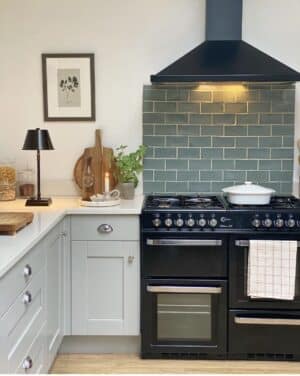 Make A Statement: 26 Grey Kitchen Cabinets Splashback Ideas