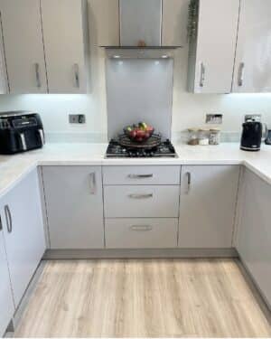 Make A Statement: 26 Grey Kitchen Cabinets Splashback Ideas