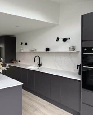 Make A Statement: 26 Grey Kitchen Cabinets Splashback Ideas