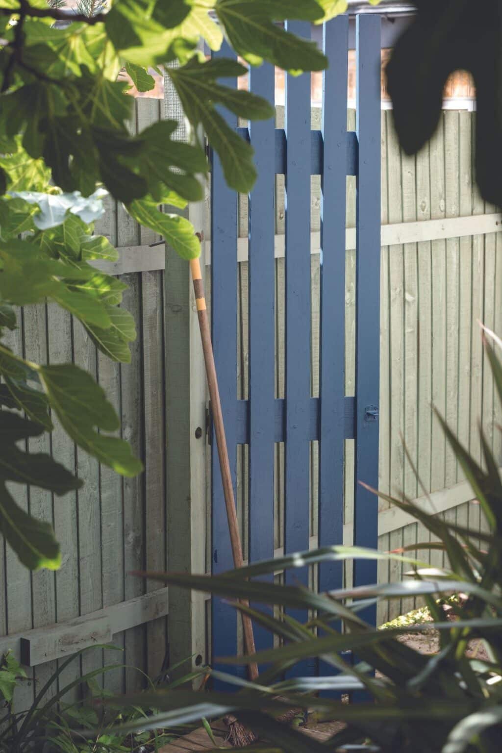 13 of the Best Fence Colour Ideas For A Welcoming Outdoor Space - Sleek ...