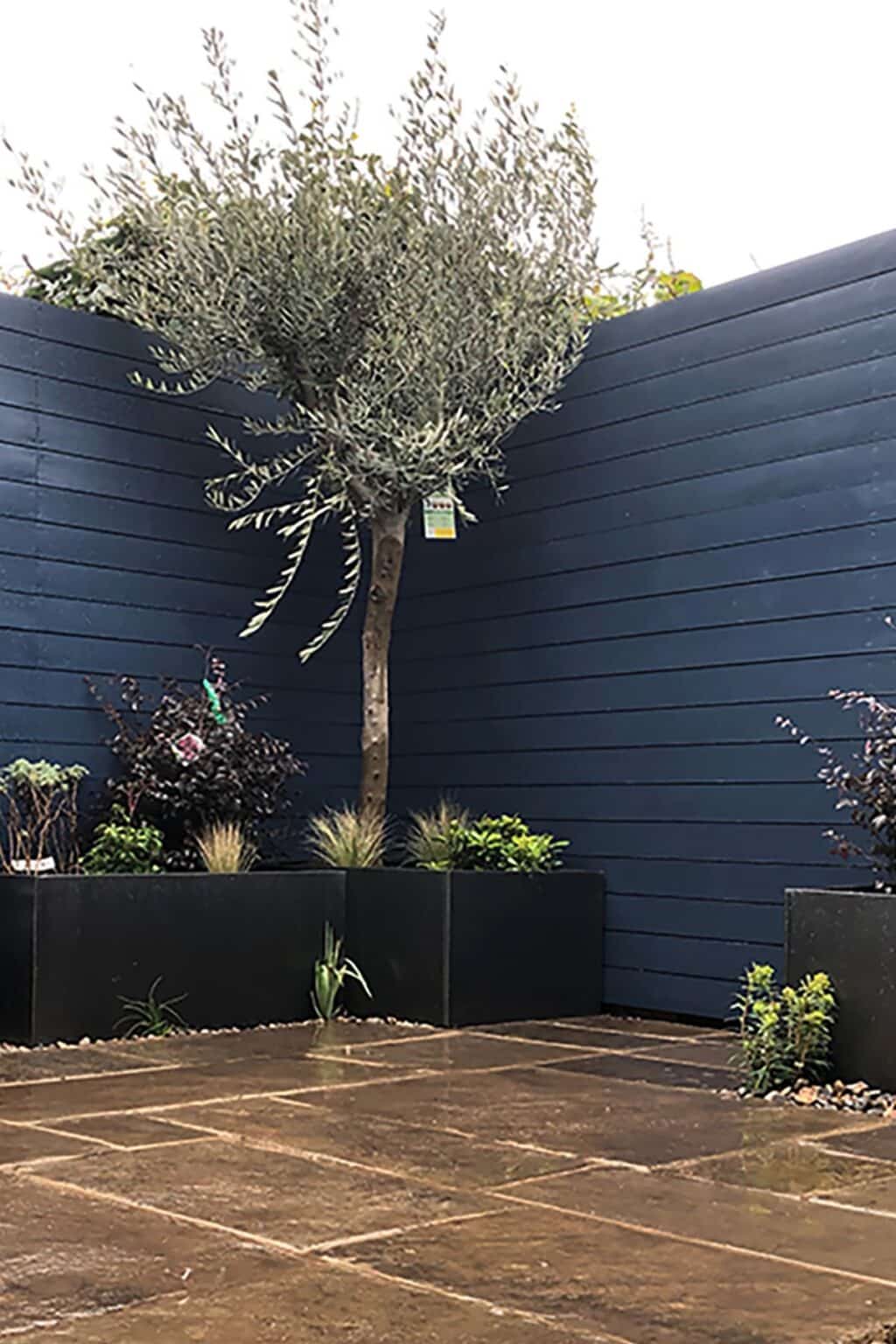 13 of the Best Fence Colour Ideas For A Welcoming Outdoor Space - Sleek ...