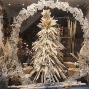 17 Magical Christmas Window Display Ideas to Spark Holiday Joy - Sleek ...
