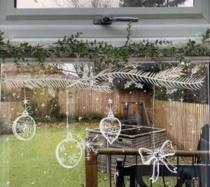 17 Magical Christmas Window Display Ideas to Spark Holiday Joy - Sleek ...